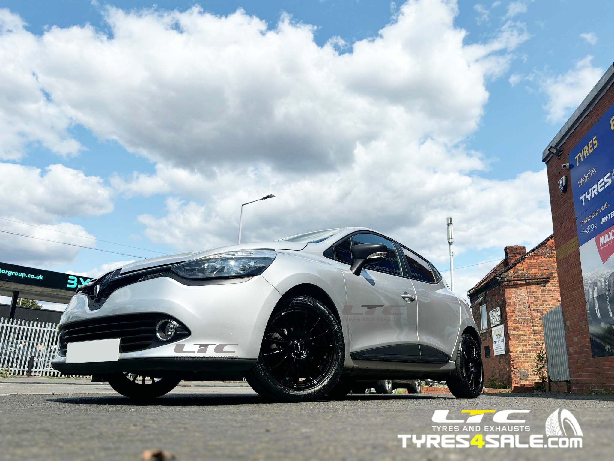 Romac Pulse 16" Alloy Wheels Gloss Black for Renault Clio